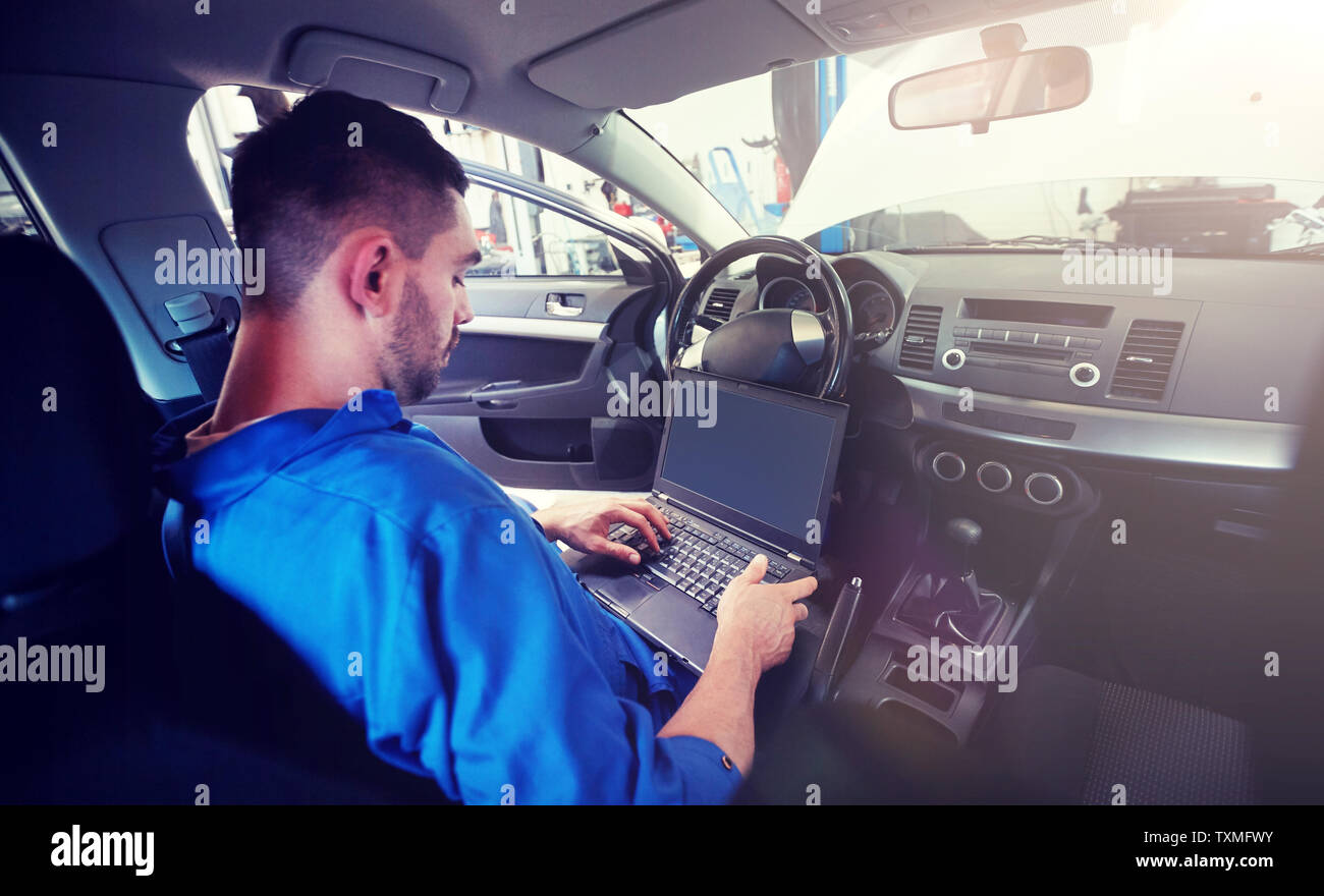 mechanic man with laptop making car diagnostic Stock Photo - Alamy