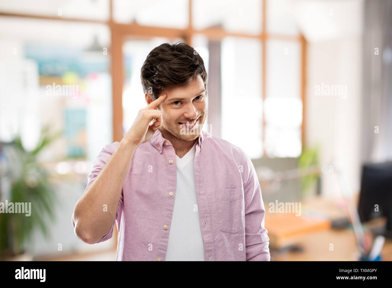 Pointing at head hi-res stock photography and images - Alamy