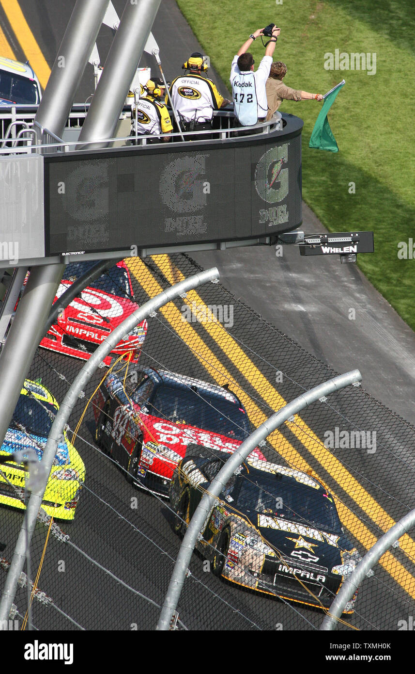 Nascar start green flag hi-res stock photography and images - Alamy