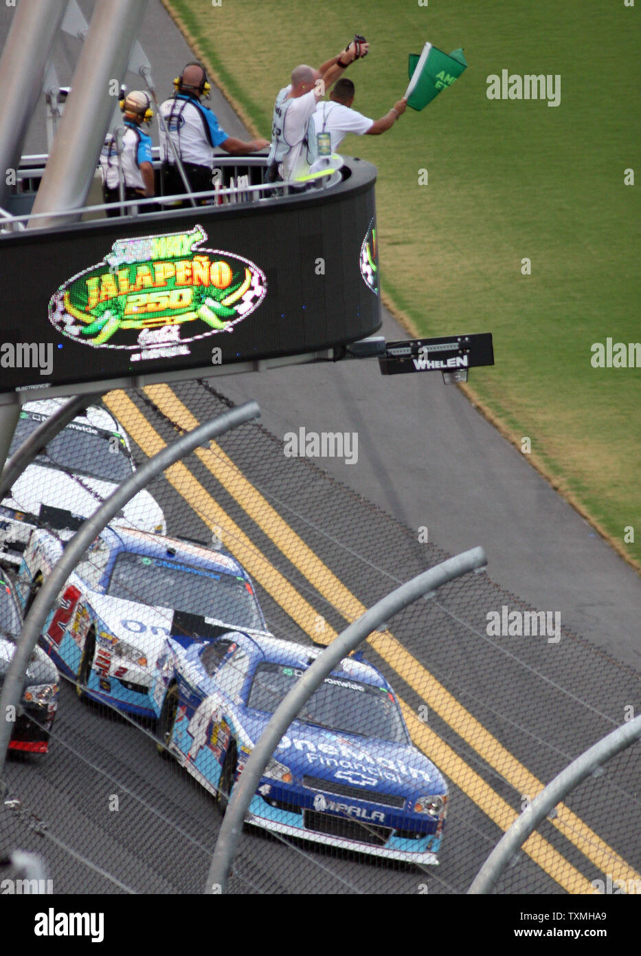 Kevin Harvick (4) takes the green flag to start the NASCAR Nationwide ...