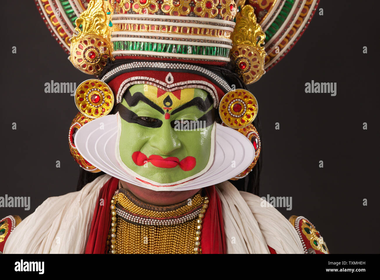 Kathakali dancer performing Stock Photo - Alamy