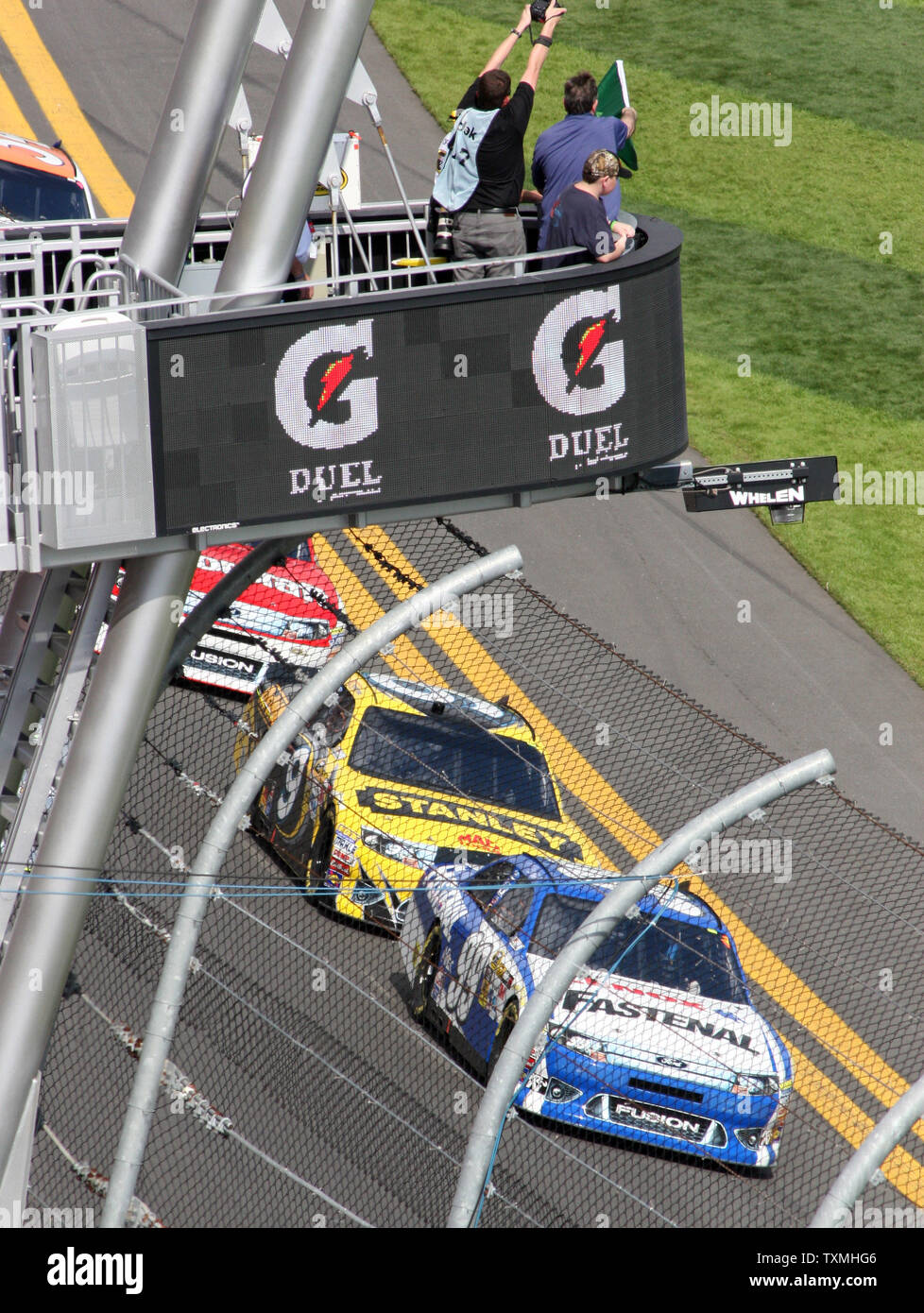Carl Edwards (99) takes the green flag to start the NASCAR Gatorade ...