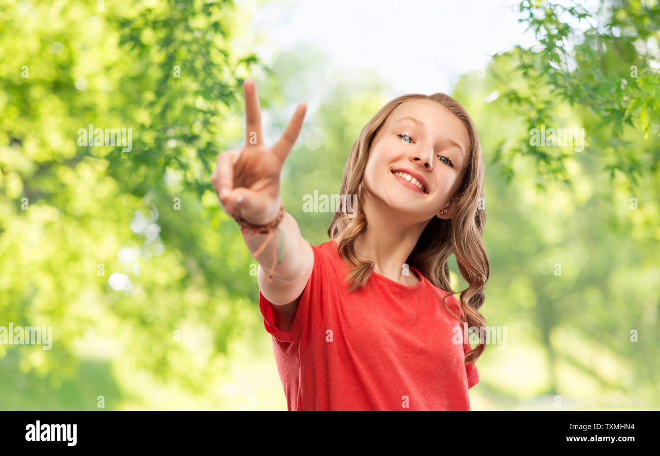 Teen peace sign shirt hi-res stock photography and images - Alamy