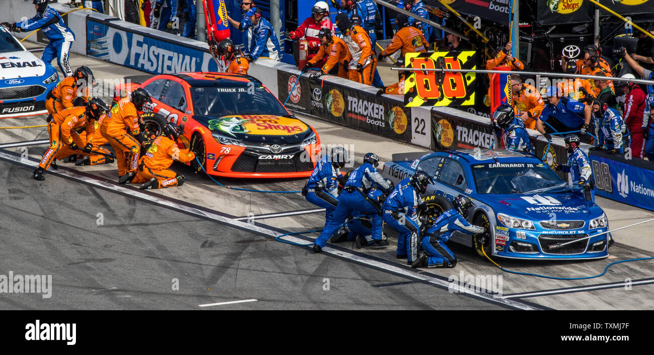 Dale Earnhardt Jr (right) and Brian Vickers (left) pit on lap 22 of the ...