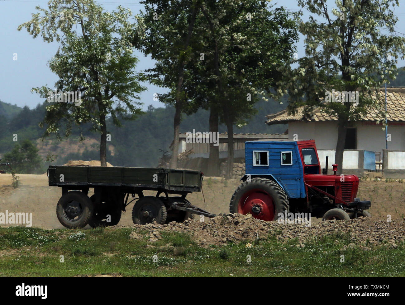 Pontoon on tractor hi-res stock photography and images - Alamy