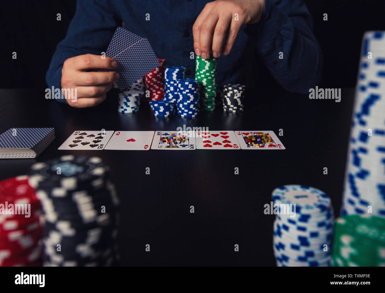Hands holding cards hi-res stock photography and images - Alamy