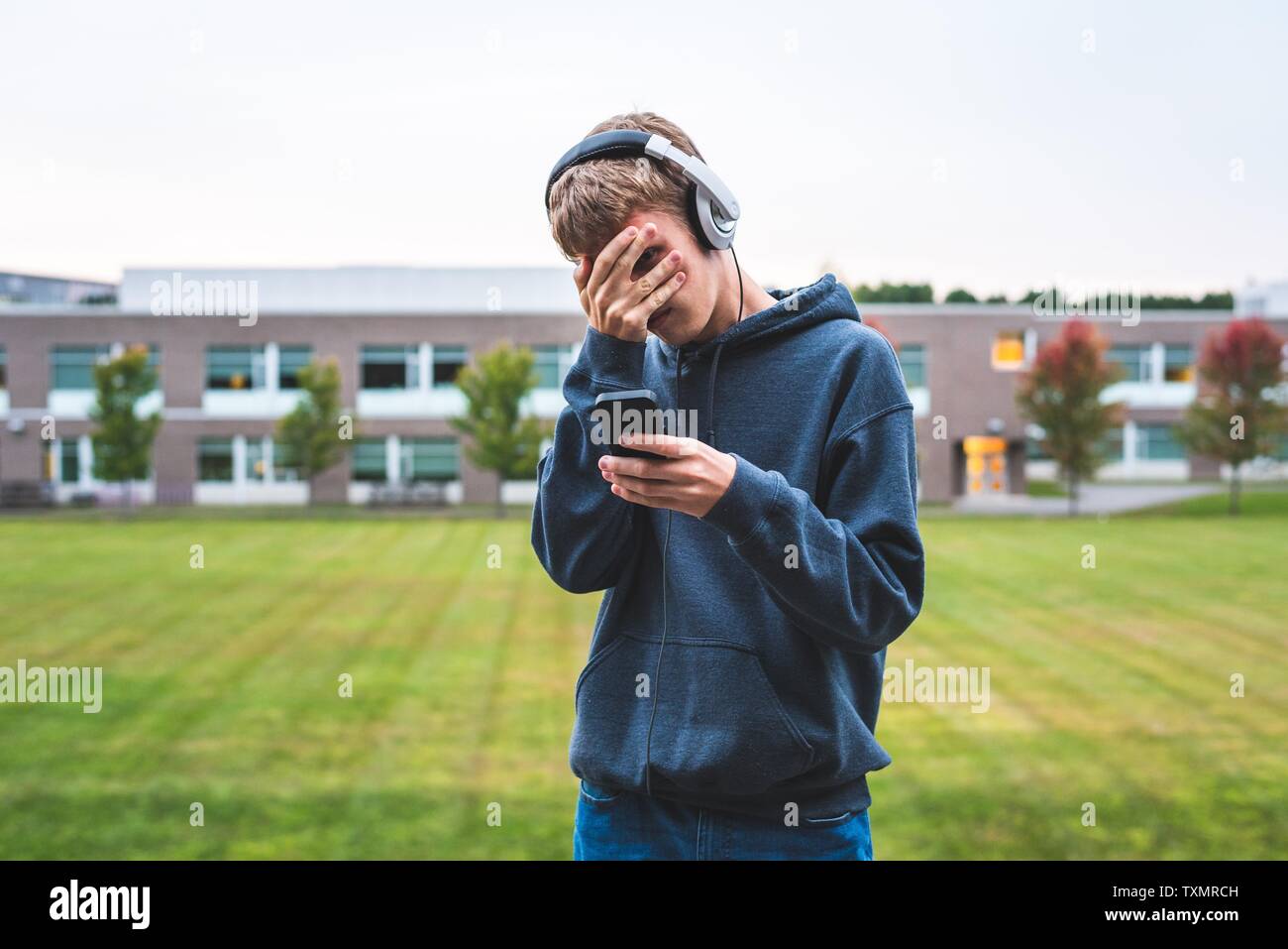 Person crying headphones hi-res stock photography and images - Alamy