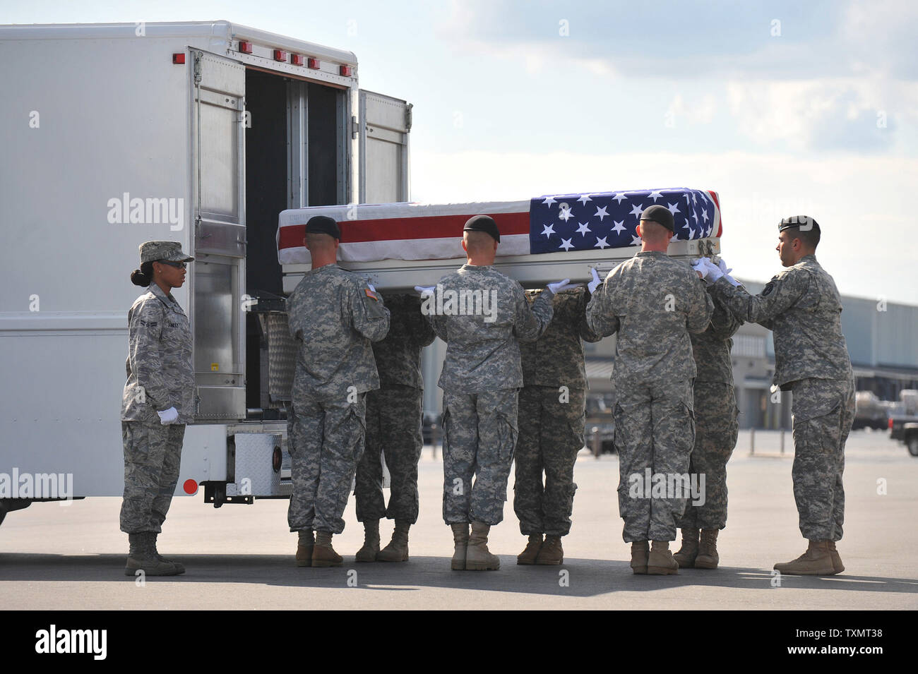 An Army Transfer Unit moves the transfer case containing the remains of ...
