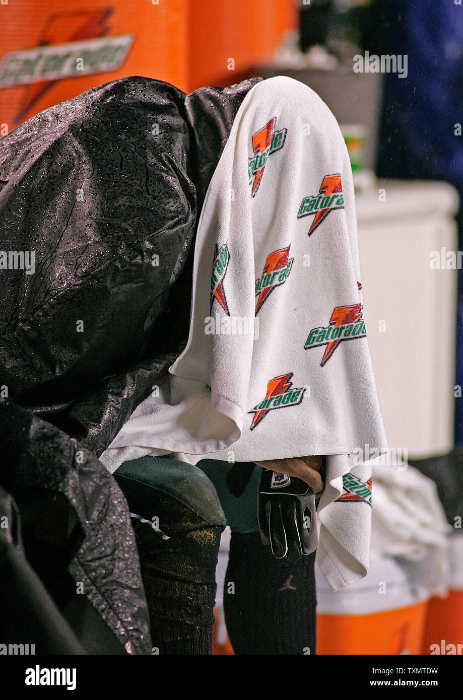 Philadelphia Eagles wide receiver Terrell Owens covers his head with a ...