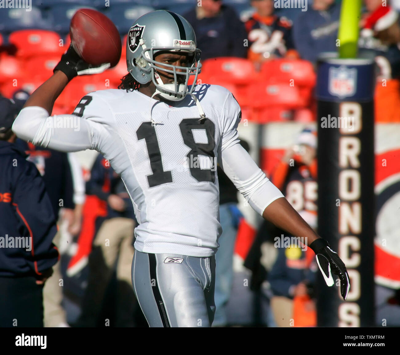 Oakland Raiders wide receiver Randy Moss warms up prior to game against ...