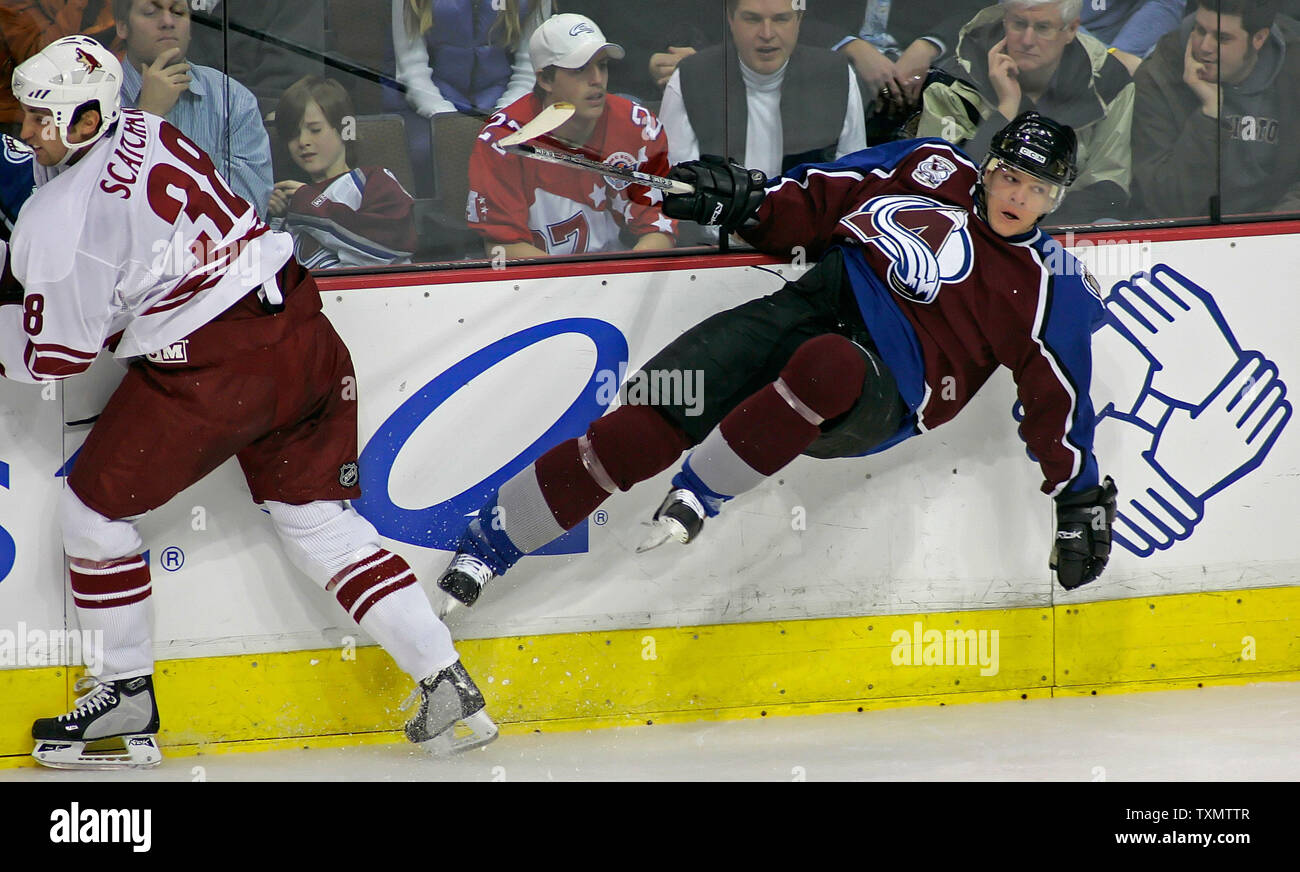 Phoenix Coyotes center Dave Scatchard (L) sends Colorado Avalanche ...