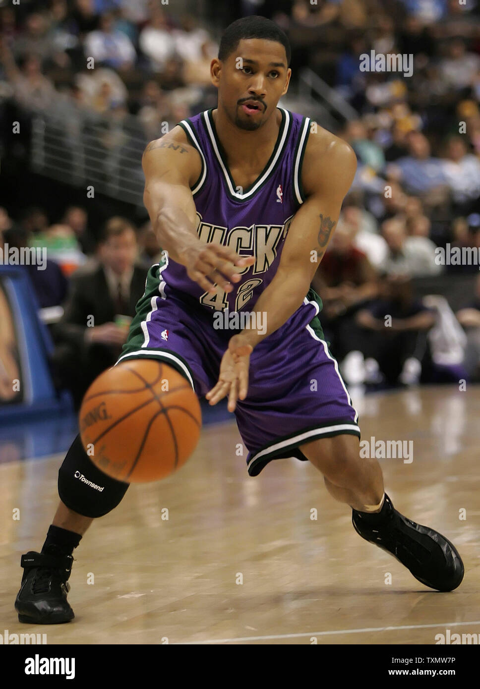 Milwaukee Bucks guard Charlie Bell passes off in game against the ...