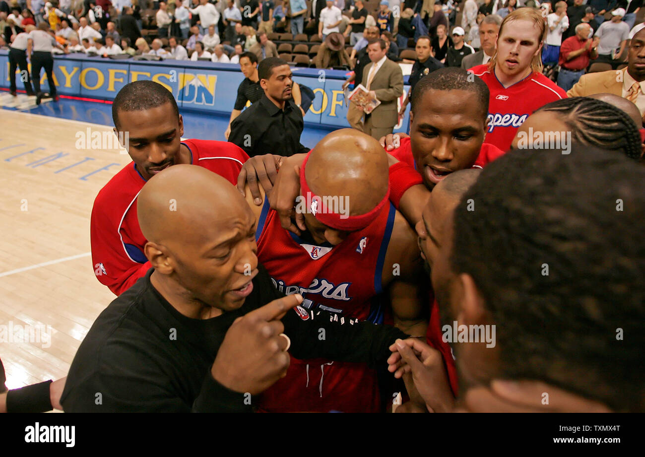 Los Angeles Clippers guard Sam Cassell (front left) gathers his ...