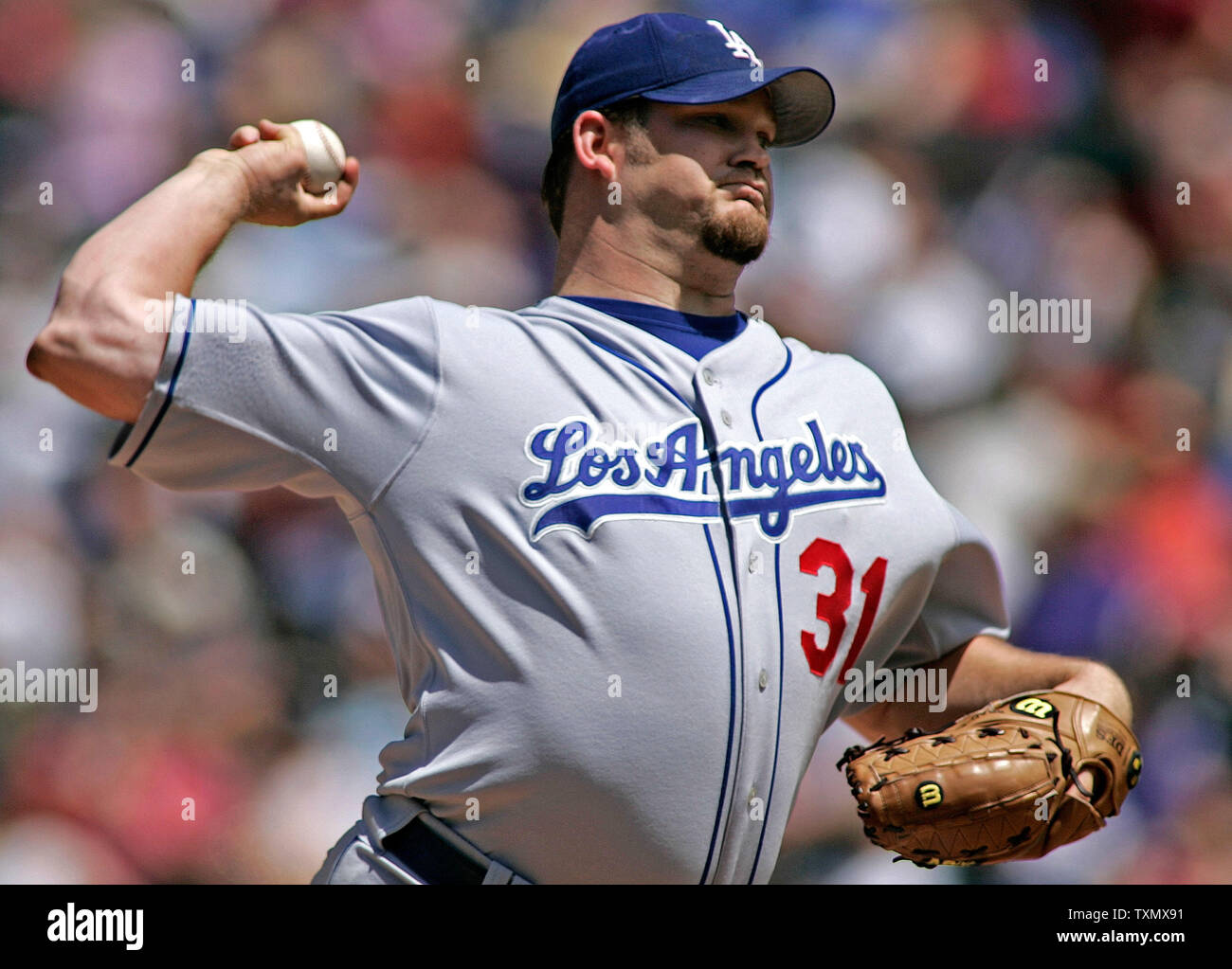 Los Angeles Dodgers starting pitcher Brad Penny (3-1) throws against ...