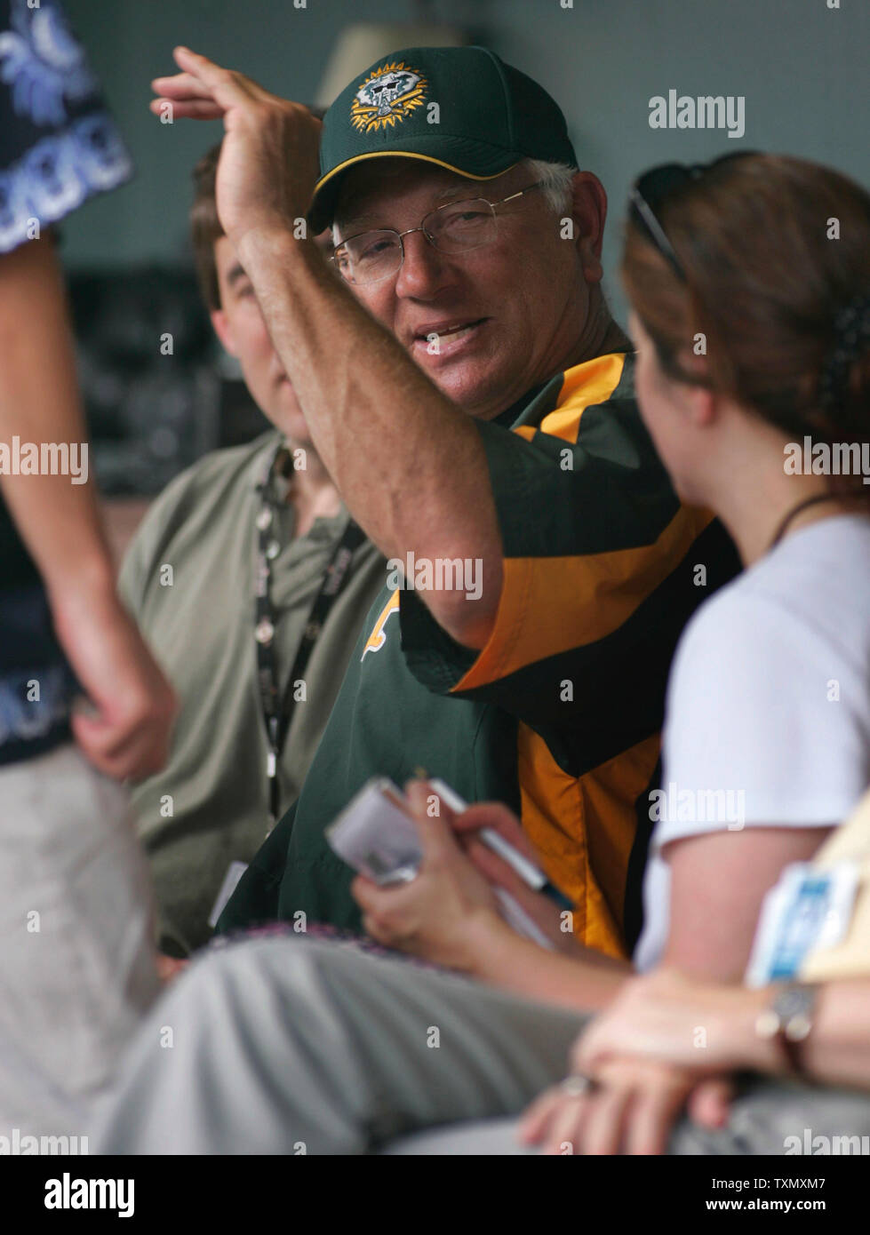 Oakland Athletics manager Ken Macha (C) gestures during media interview ...