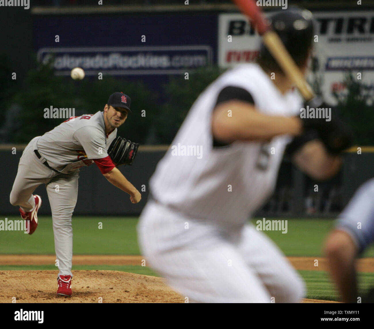 St. Louis Cardinals starting pitcher Chris Carpenter (L) throws against ...