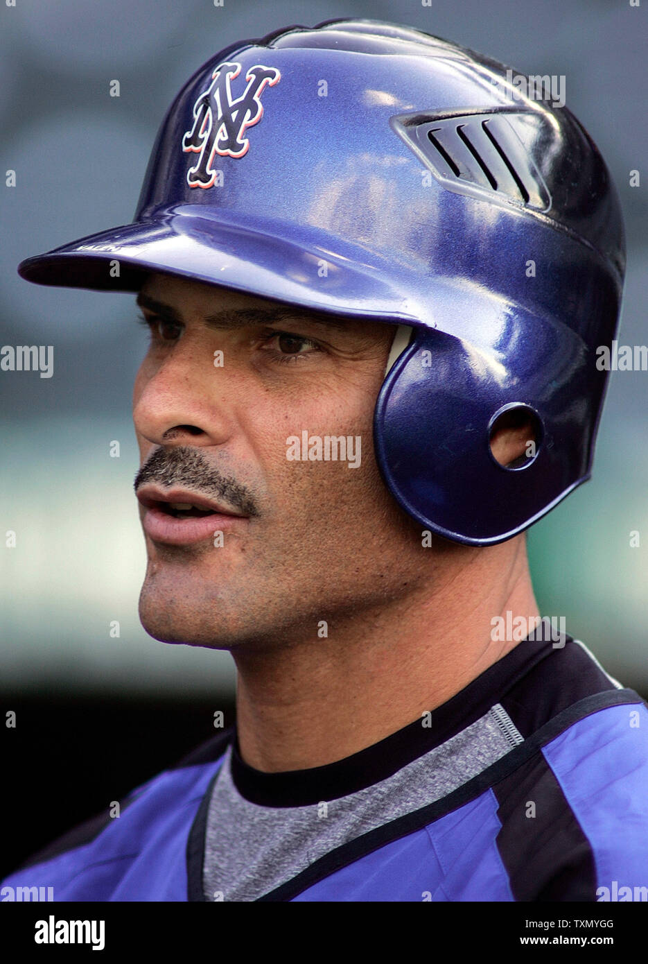 New York Mets second baseman Jose Valentin waits for his turn in the ...