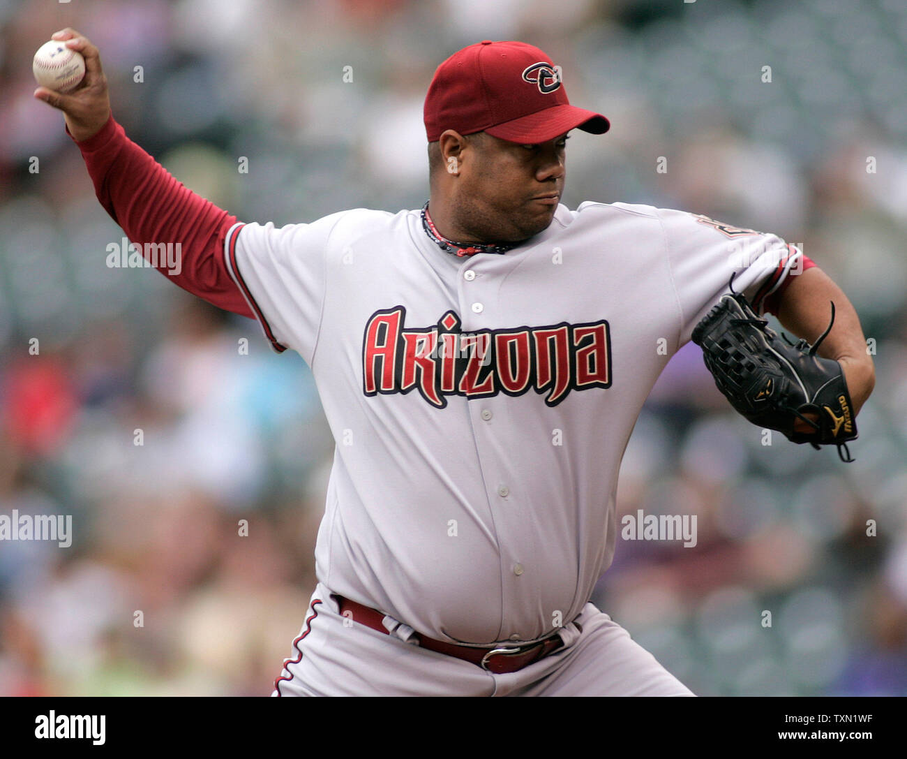 Arizona Diamondbacks starting pitcher Livan Hernandez throws against ...