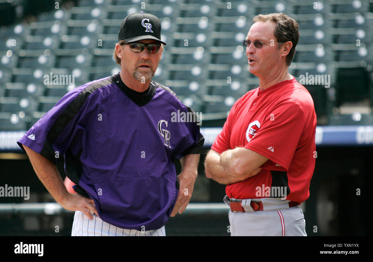Cincinnati Reds manager Jerry Narron (R) talks with Colorado Rockies ...