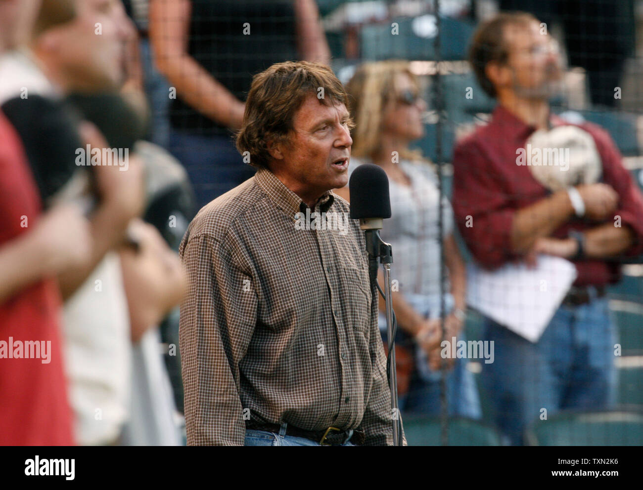 Jimmy Ibbotson of the Nitty Gritty Dirt Band (2001-2004) sings the ...