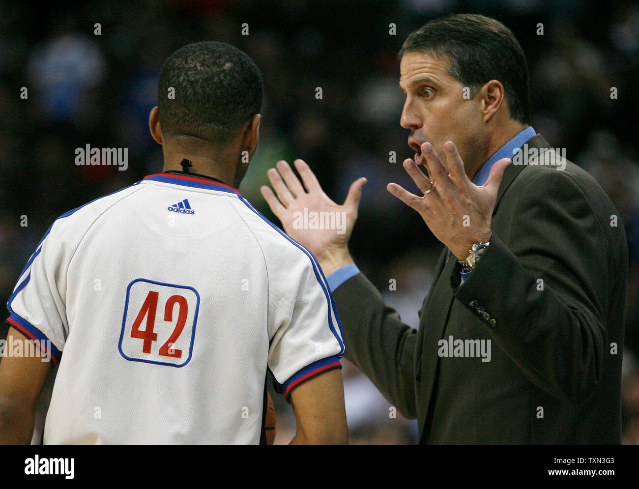 Eric lewis referee hi-res stock photography and images - Alamy