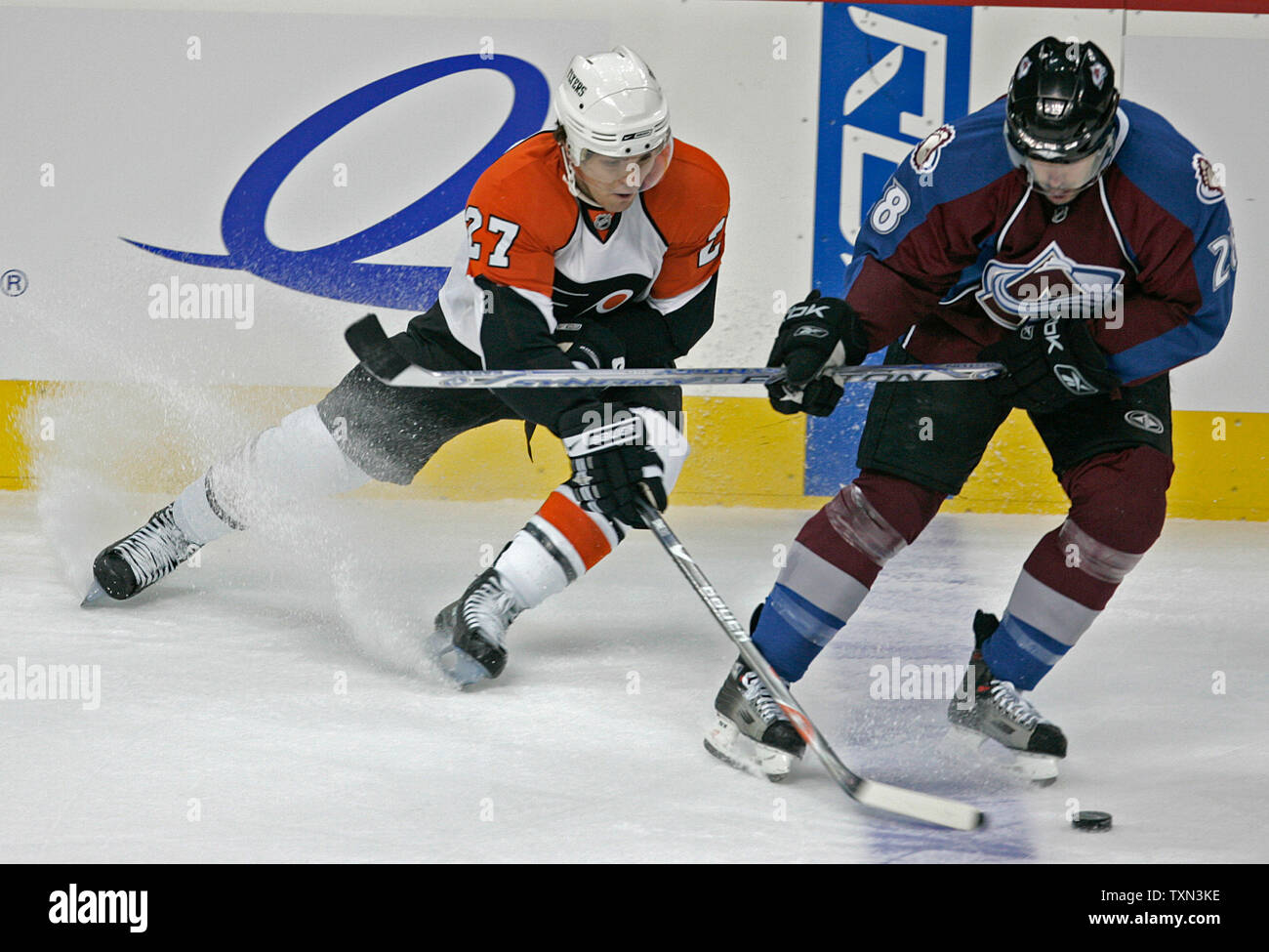 Philadelpahia Flyers right wing Steve Downie (L) fights for puck with ...