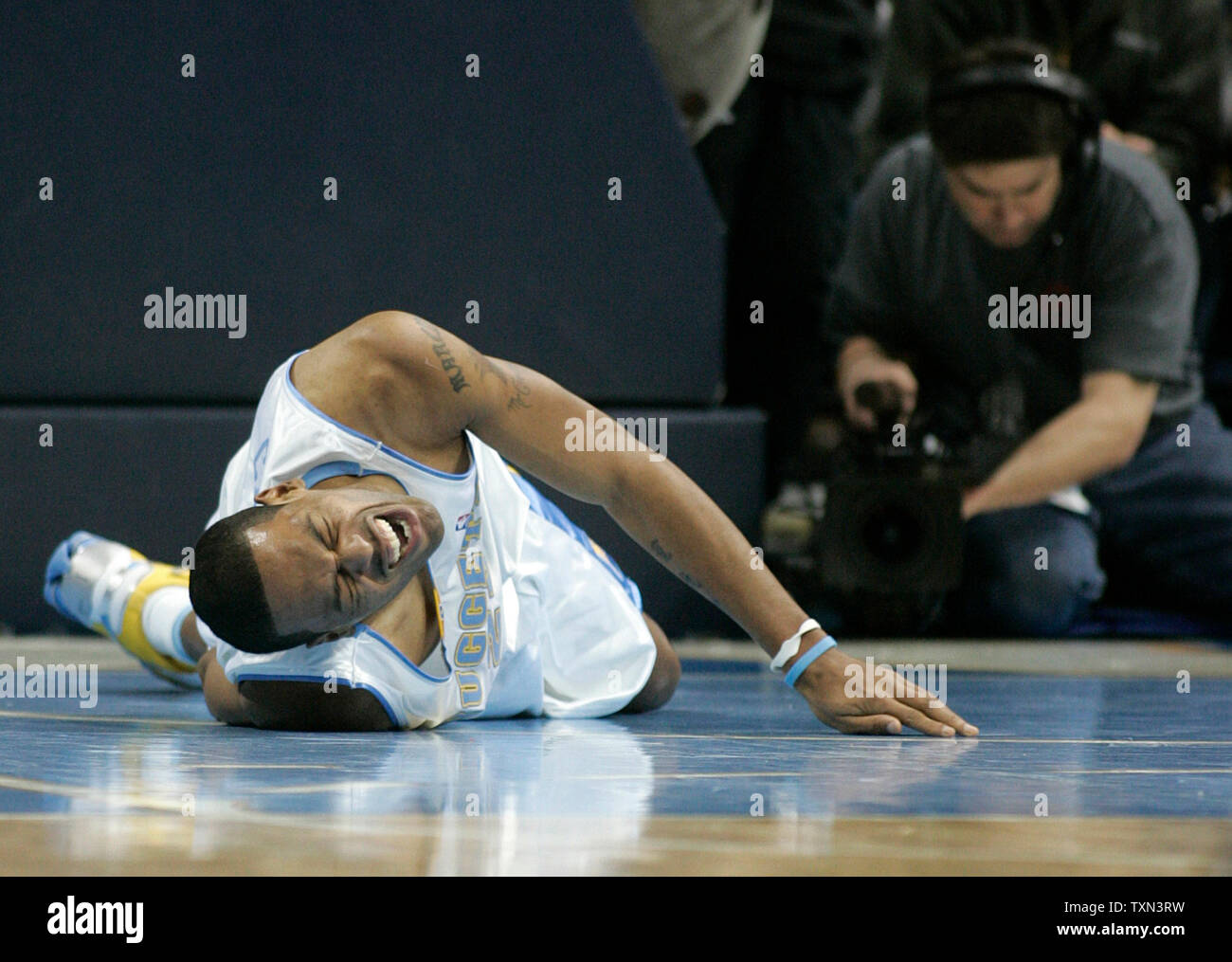 Pain blocking hi-res stock photography and images - Alamy