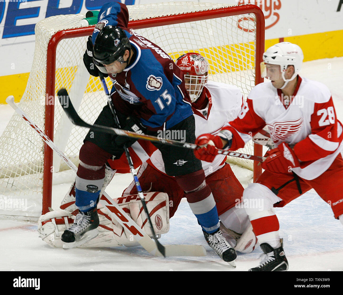 Colorado Avalanche left wing Andrew Brunett (L) attempts a deflection ...
