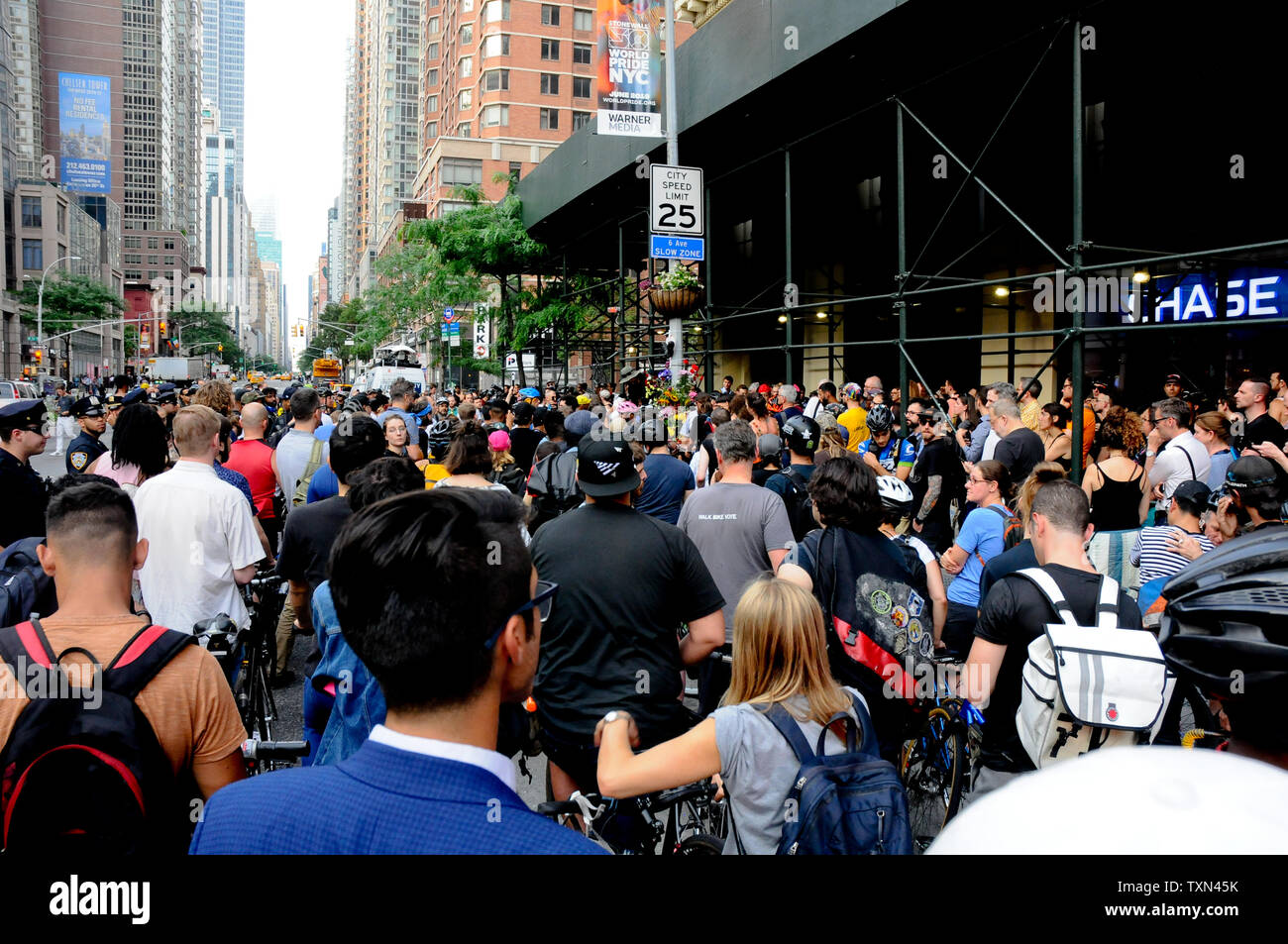 People mourning hi-res stock photography and images - Alamy