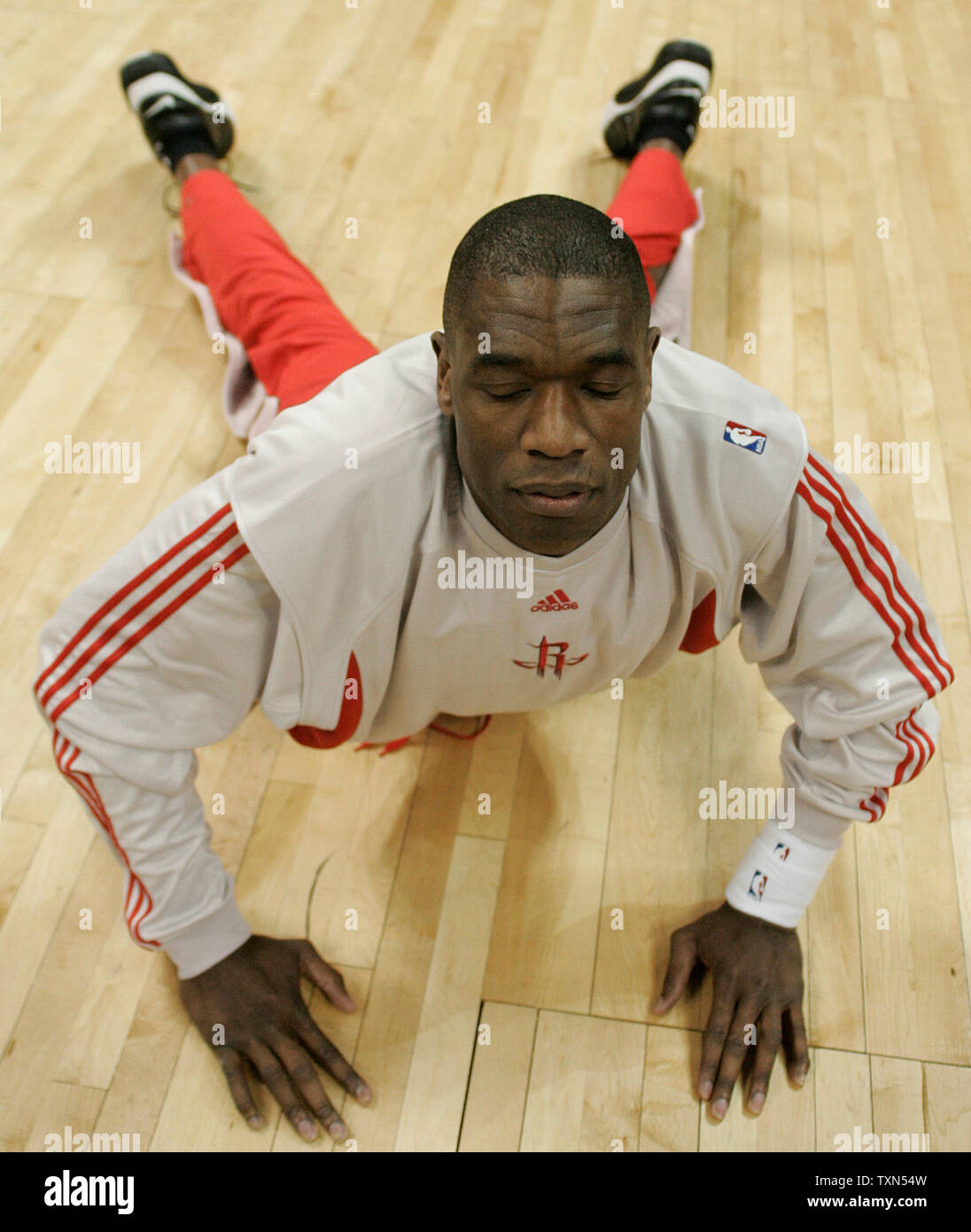 Dikembe mutombo nuggets hi-res stock photography and images - Alamy