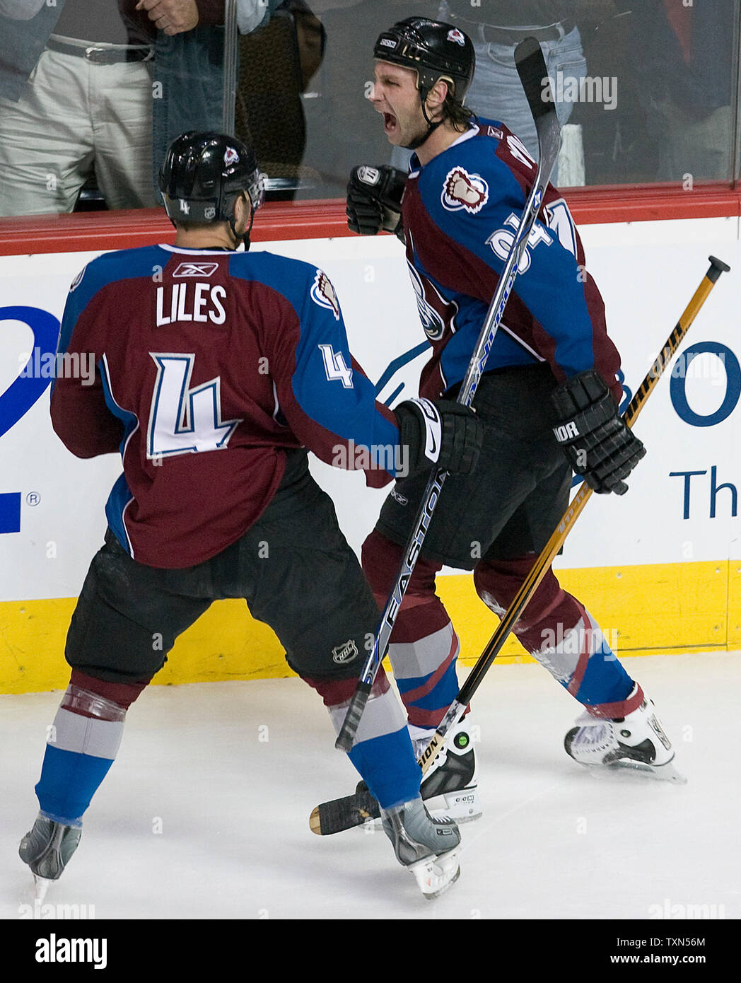 Colorado Avalanche Ryan Smyth (R) celebrates scoring against the ...