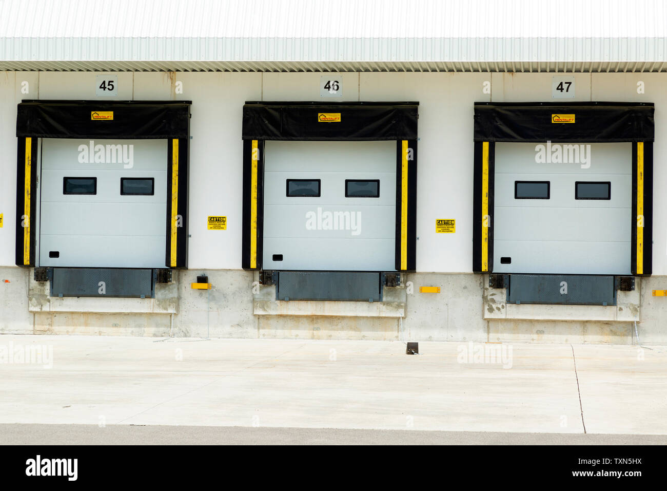 Industrial warehouse loading dock hi-res stock photography and images ...