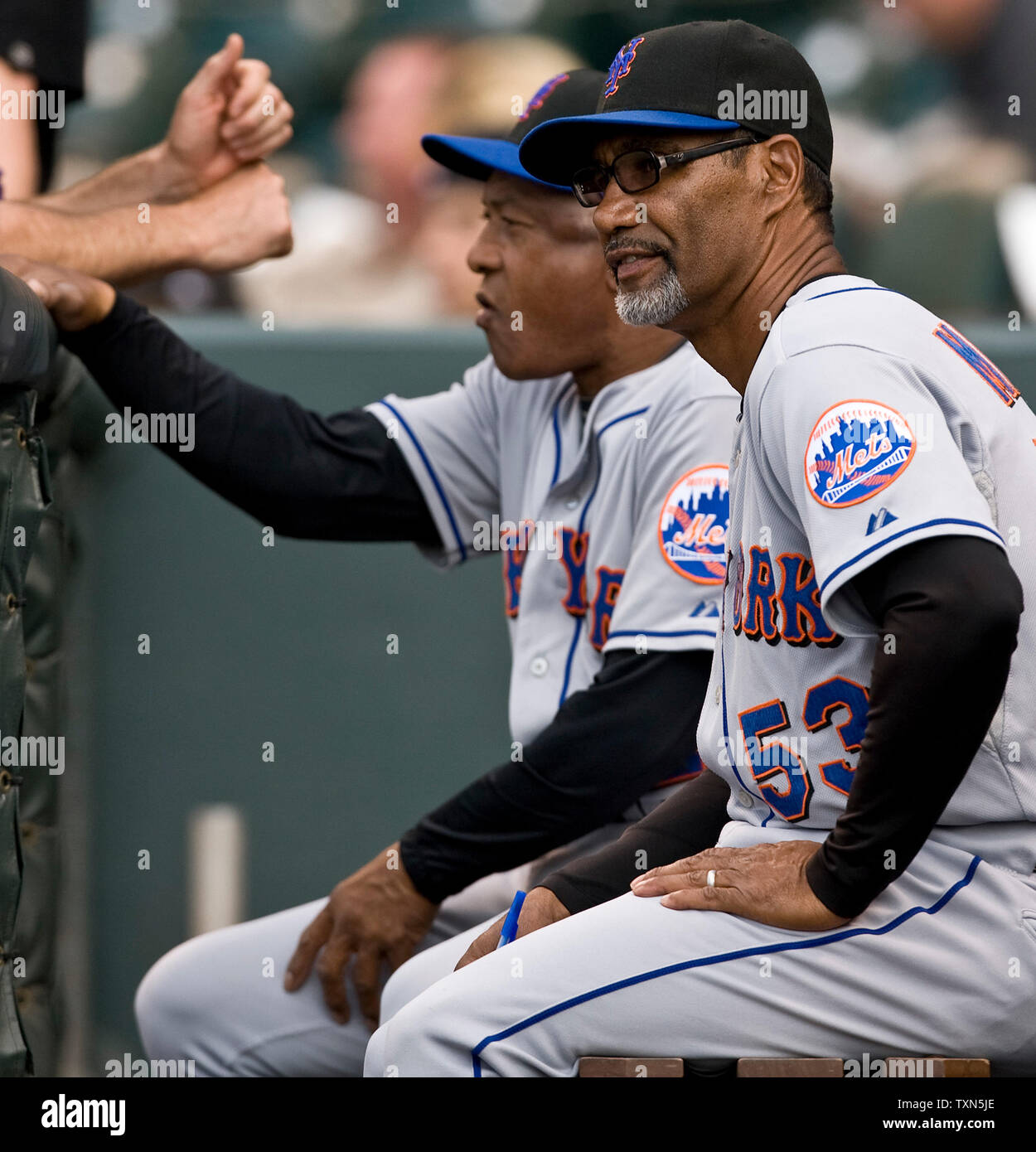 New York Mets interim manager Jerry Manuel (R) sits alongside coach ...