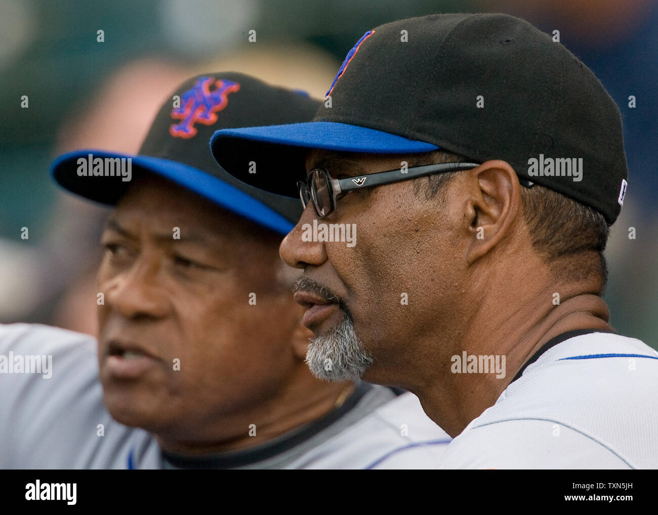 New York Mets interim manager Jerry Manuel (R) waits with coach Sandy ...