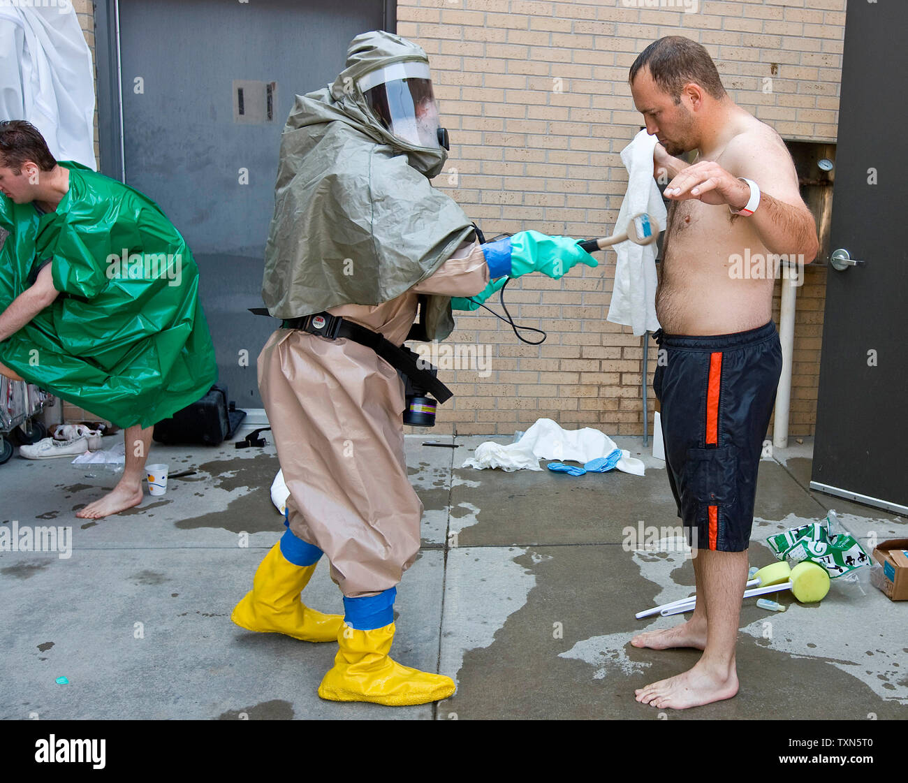 Decontamination exercises hi-res stock photography and images - Alamy