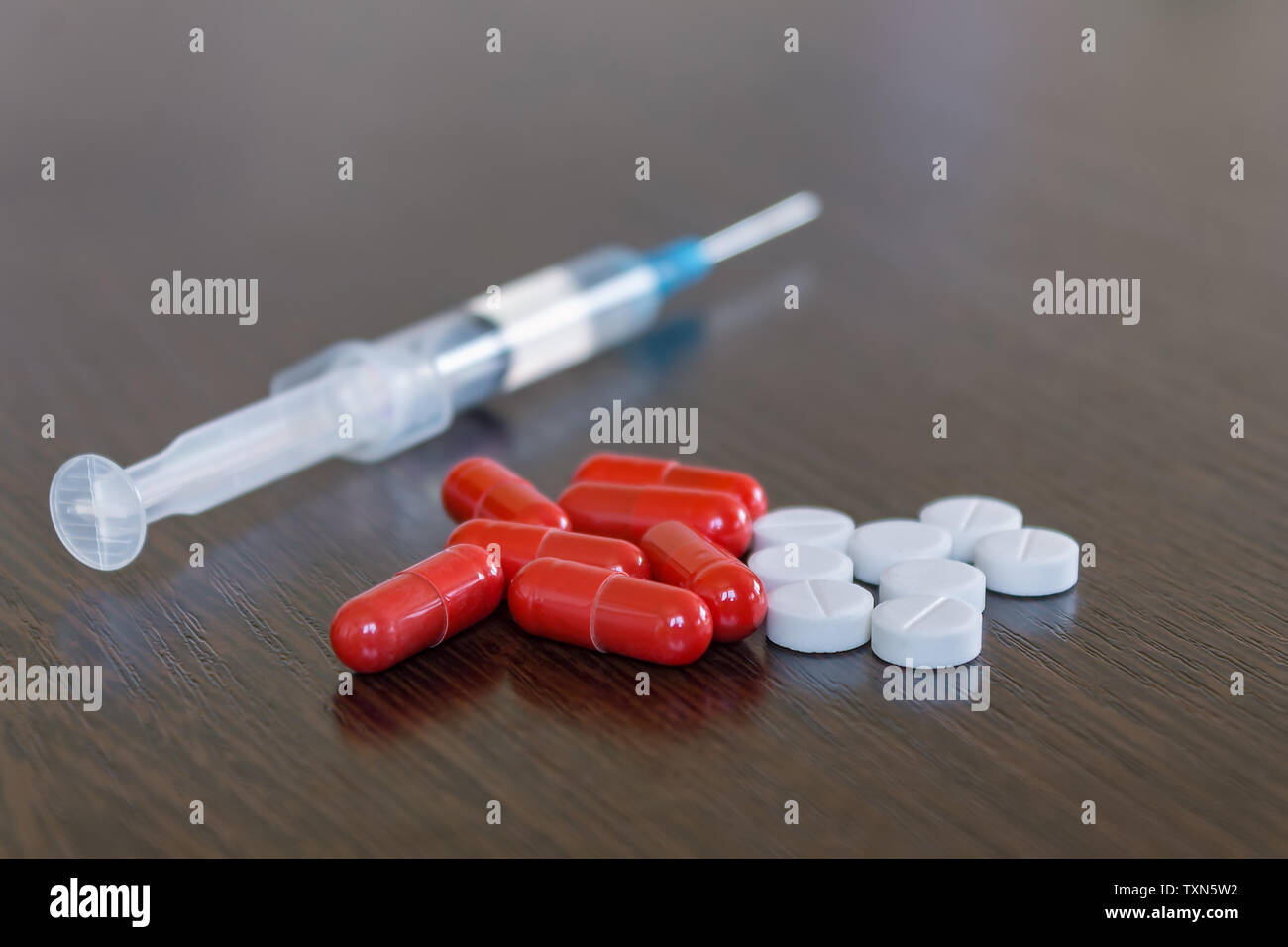Capsules syringe table capsule hi-res stock photography and images - Alamy