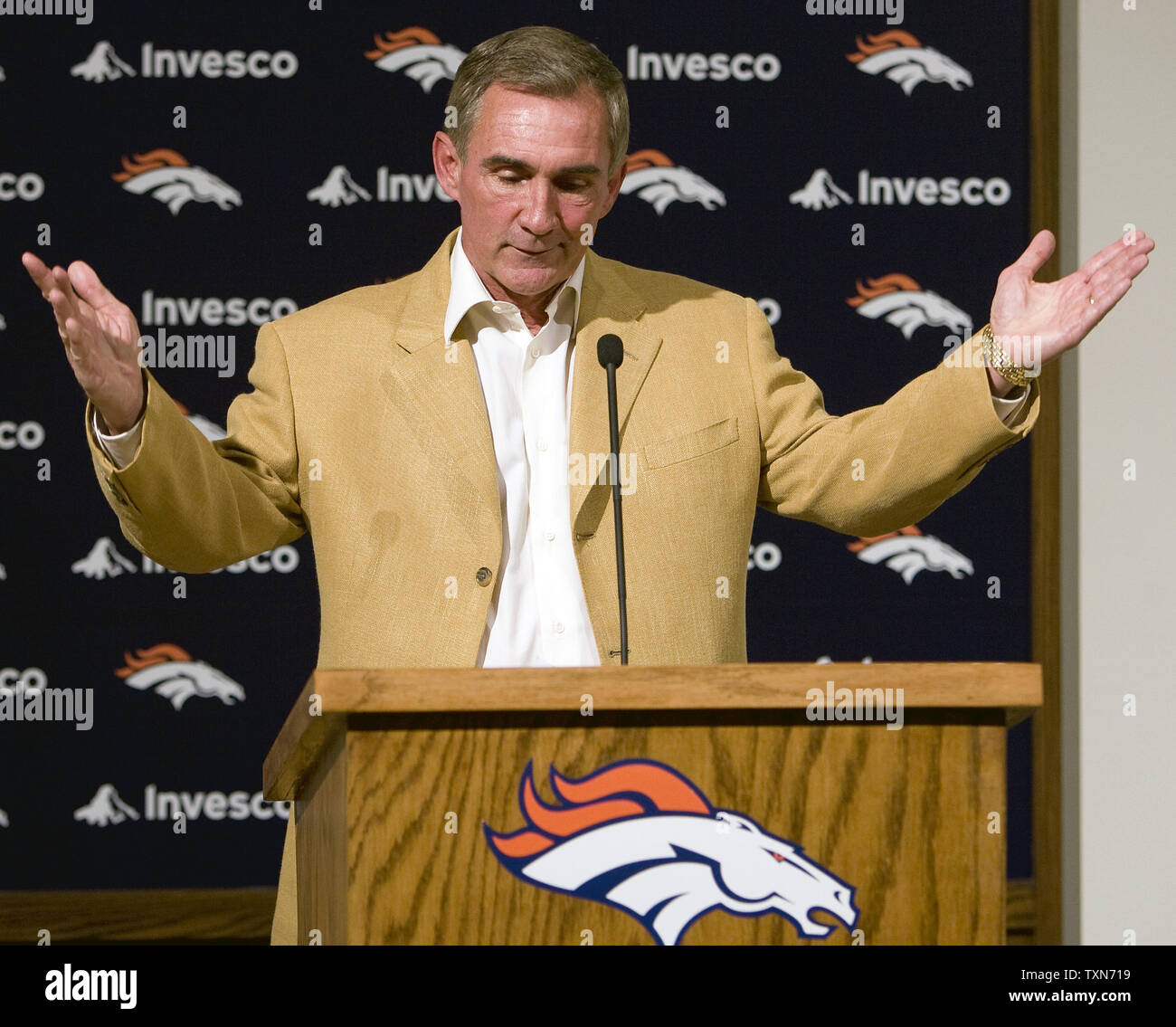 Mike shanahan coach denver broncos hi-res stock photography and images ...