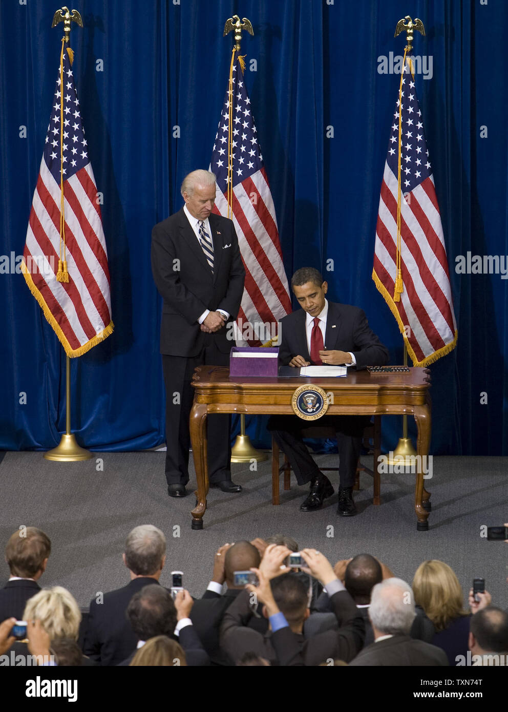 U.S. President Barack Obama signs the $787 billion dollar economic ...