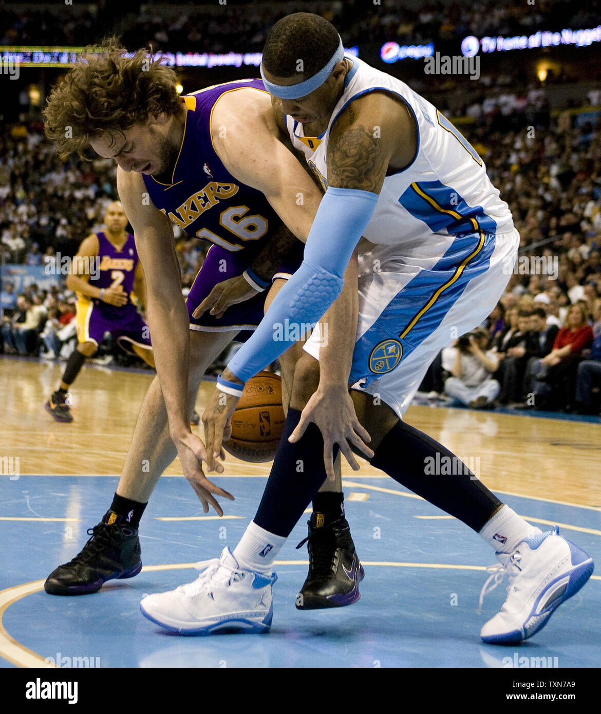Denver Nuggets Carmelo Anthony (R) and Los Angeles Lakers Paul Gasol of ...