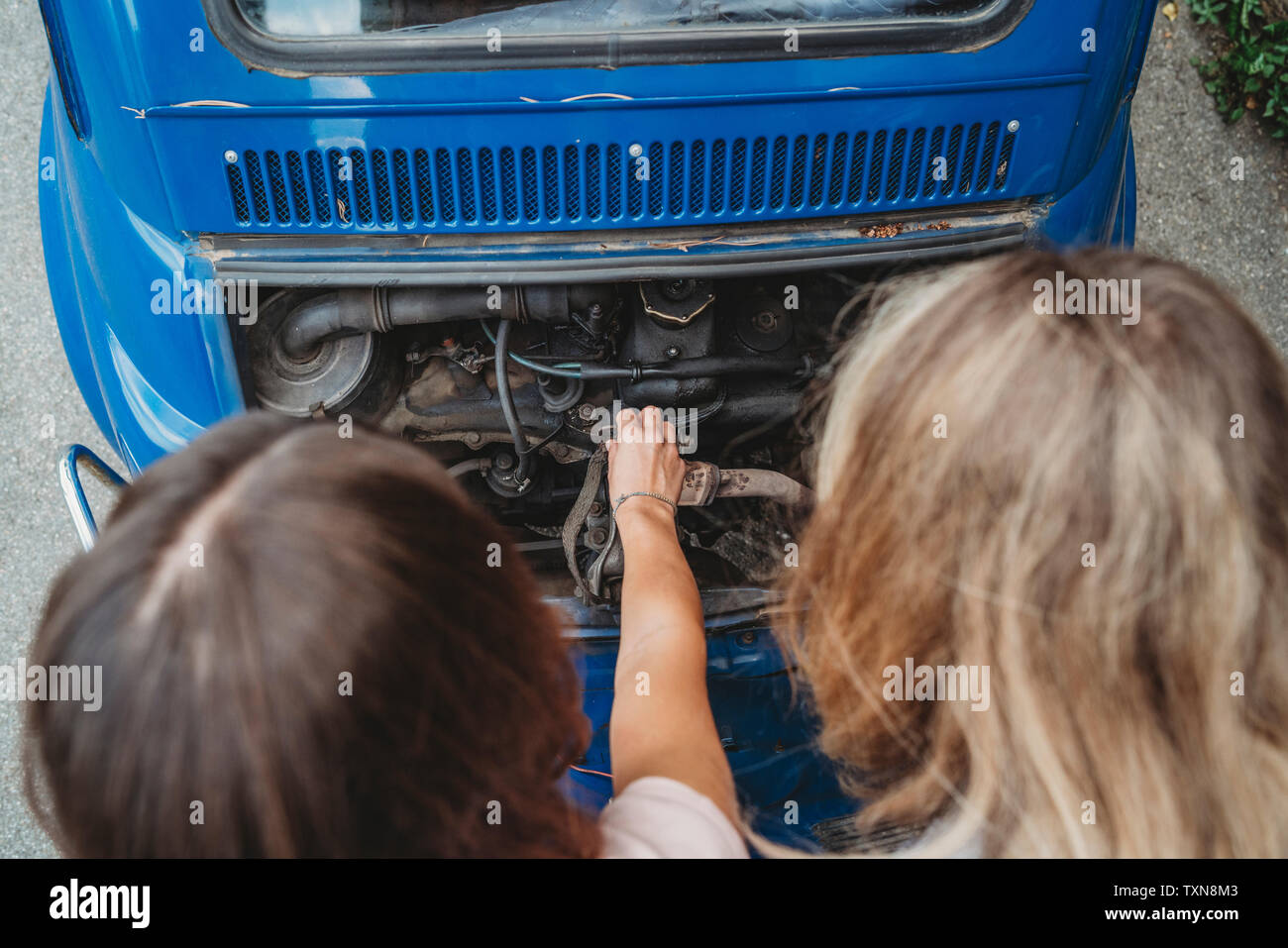 Fixing stalled car hi-res stock photography and images - Alamy