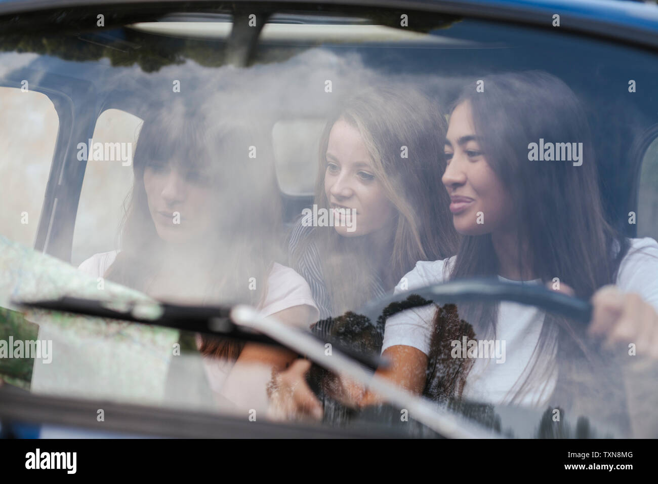 Reading map inside car hi-res stock photography and images - Alamy