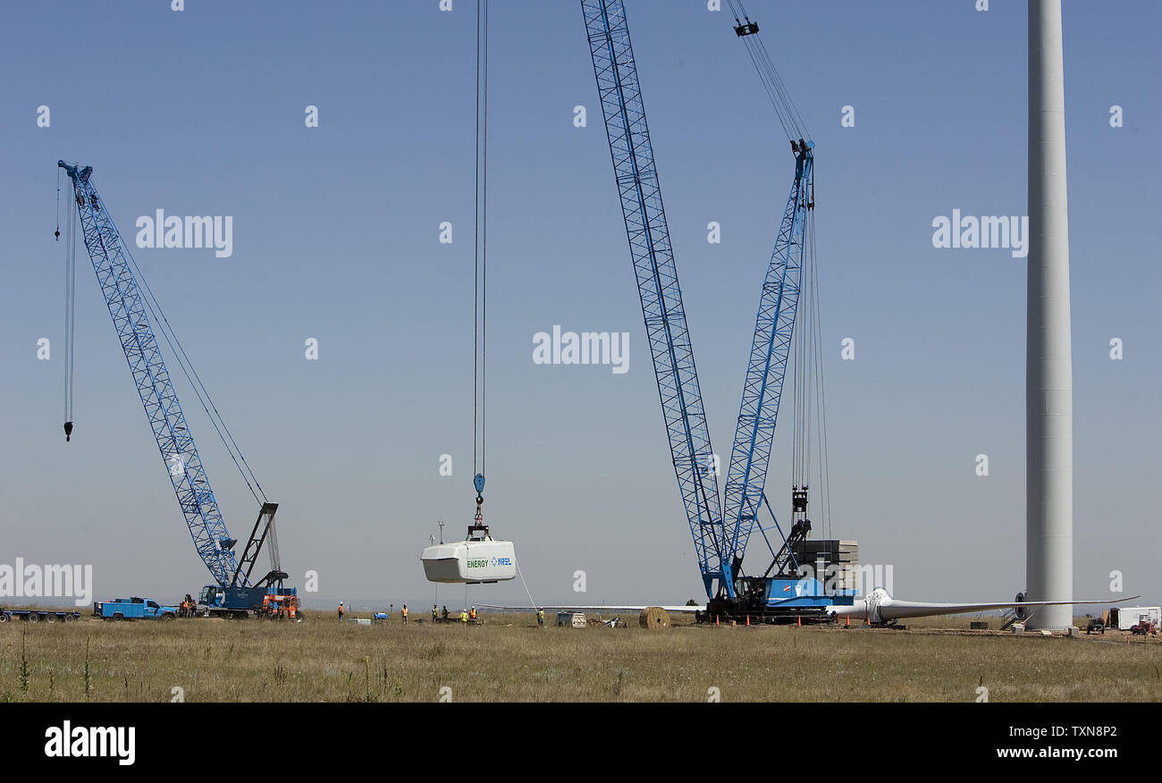 A new 1.5 megawatt GE wind turbine undergoes installation at the ...