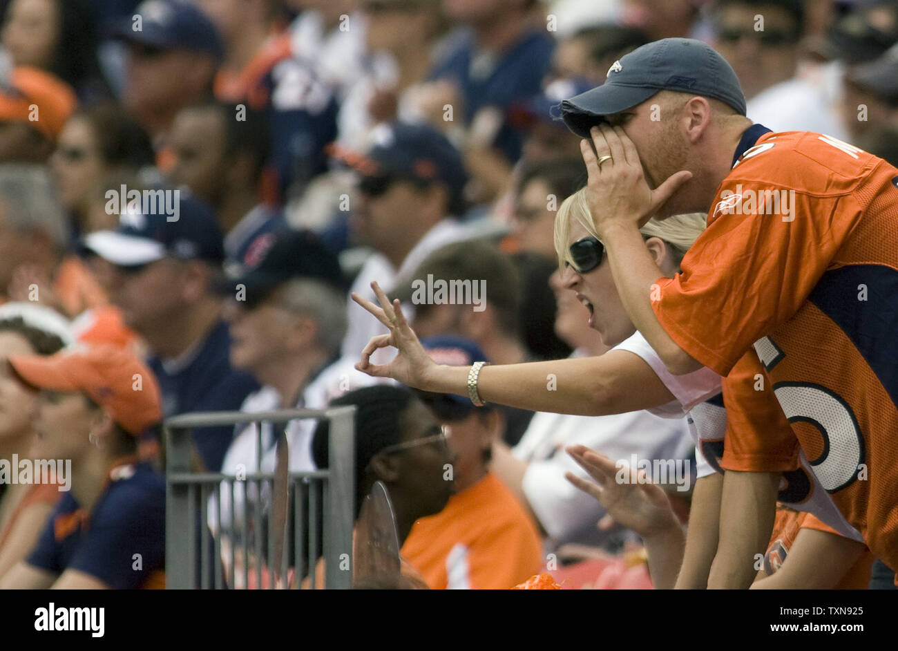 Nfl football fans cheering hi-res stock photography and images - Alamy
