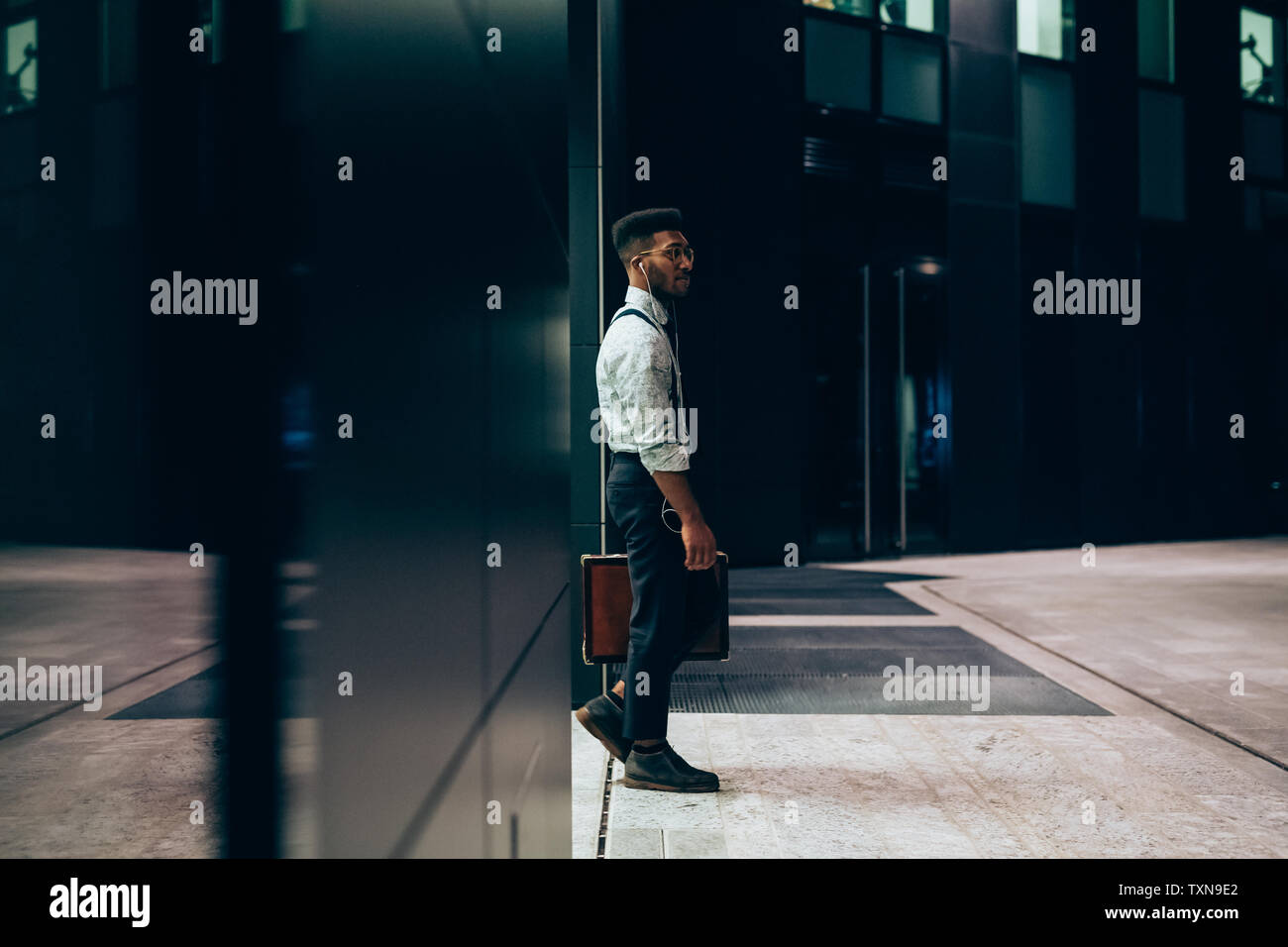 Leaving office hi-res stock photography and images - Alamy