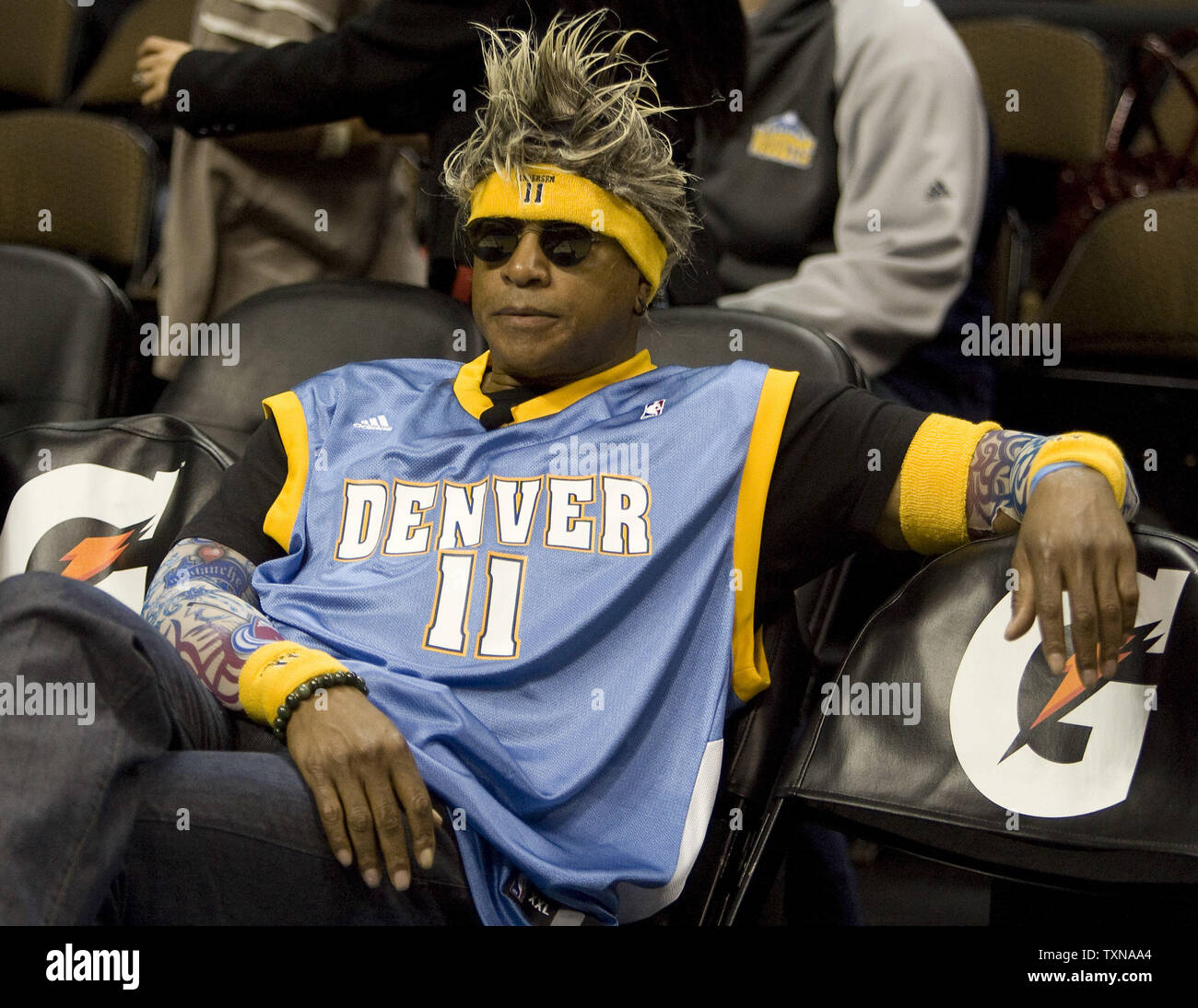 Former NFL star and television announcer Ahmad Rashad dresses like ...