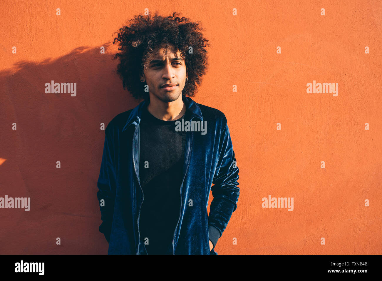 Coloured wall hi-res stock photography and images - Alamy