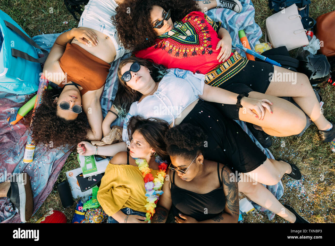 Group friends relaxing hi-res stock photography and images - Alamy