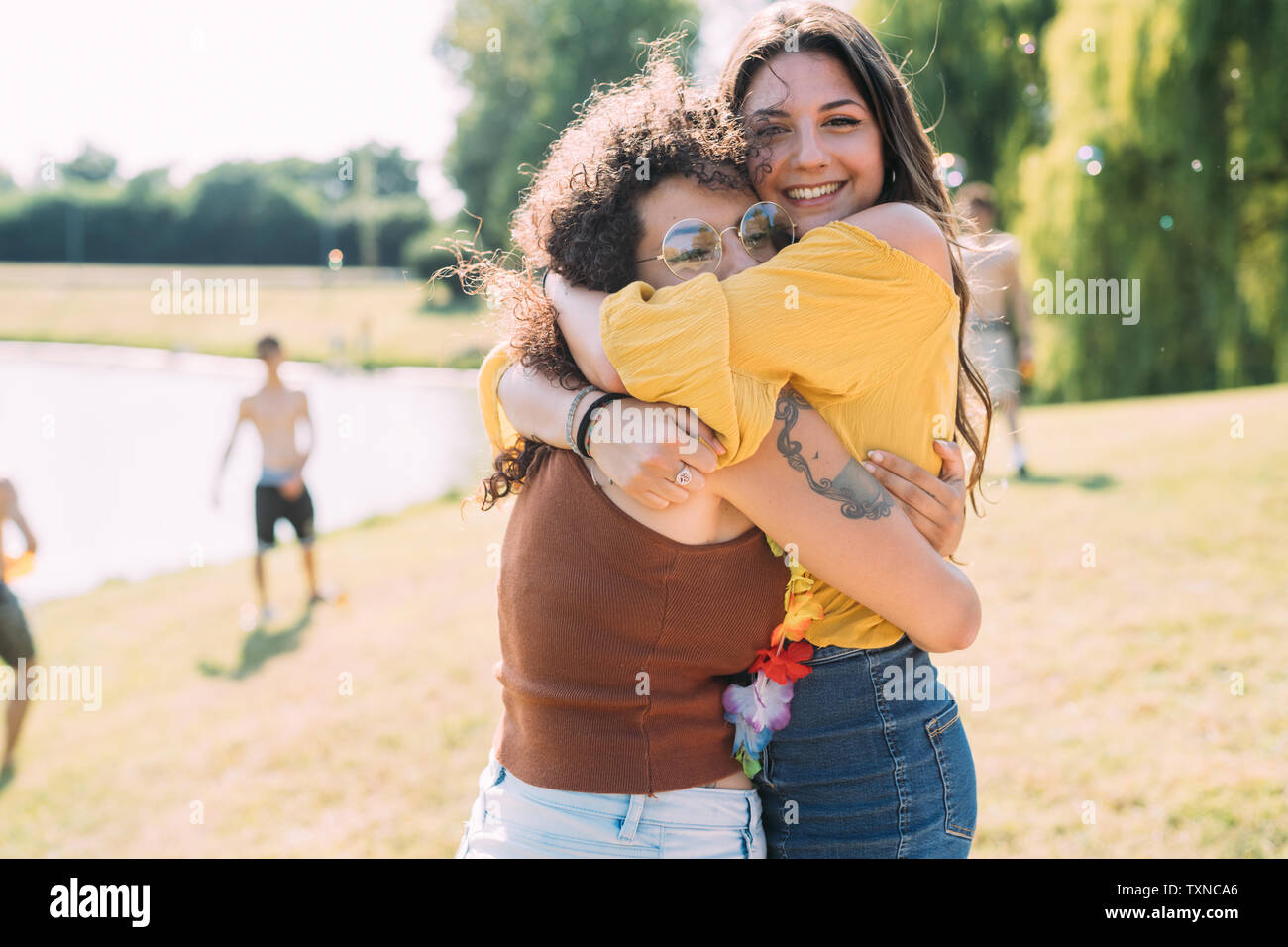 Friends hugging hi-res stock photography and images - Alamy