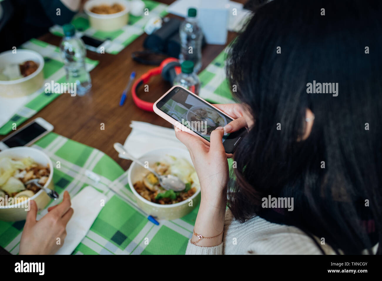 Shoulder view hi-res stock photography and images - Alamy