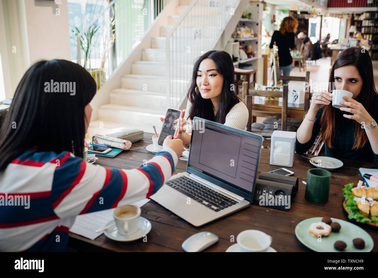 Working lunch hi-res stock photography and images - Alamy